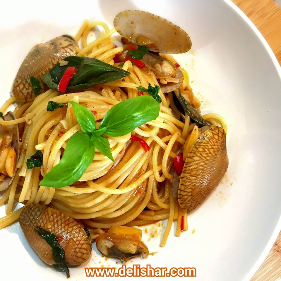 Thai Chilli Paste & Basil Clams Spaghetti - Delishar | Singapore ...